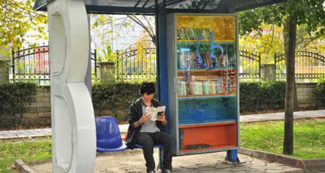Bus stop libraries to end commuters’ tedium - Daily Sabah