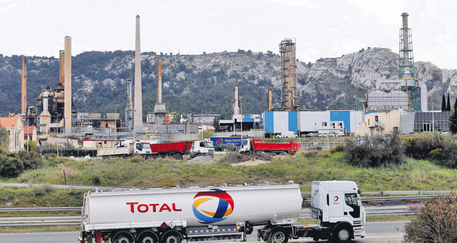 Shell, Total align trading and refining units - Daily Sabah