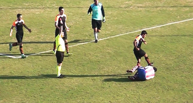 Sent-off football player kicks opponent in the face on purpose - Daily ...
