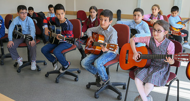 Syrian children color their world with art, music courses - Daily Sabah