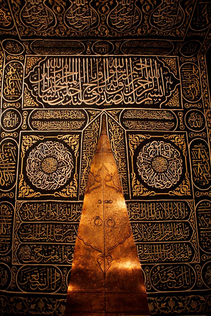 Saudi craftsmen embroider gold-laced cover for Kaaba | Daily Sabah