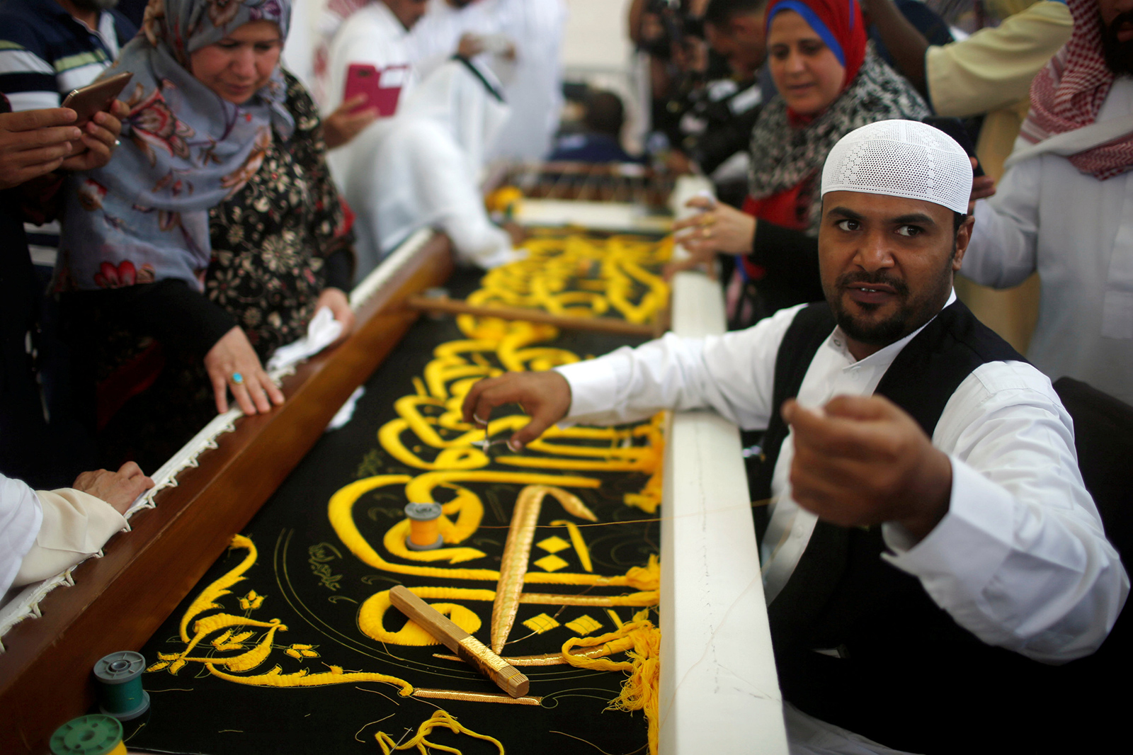 Saudi craftsmen embroider gold-laced cover for Kaaba | Daily Sabah