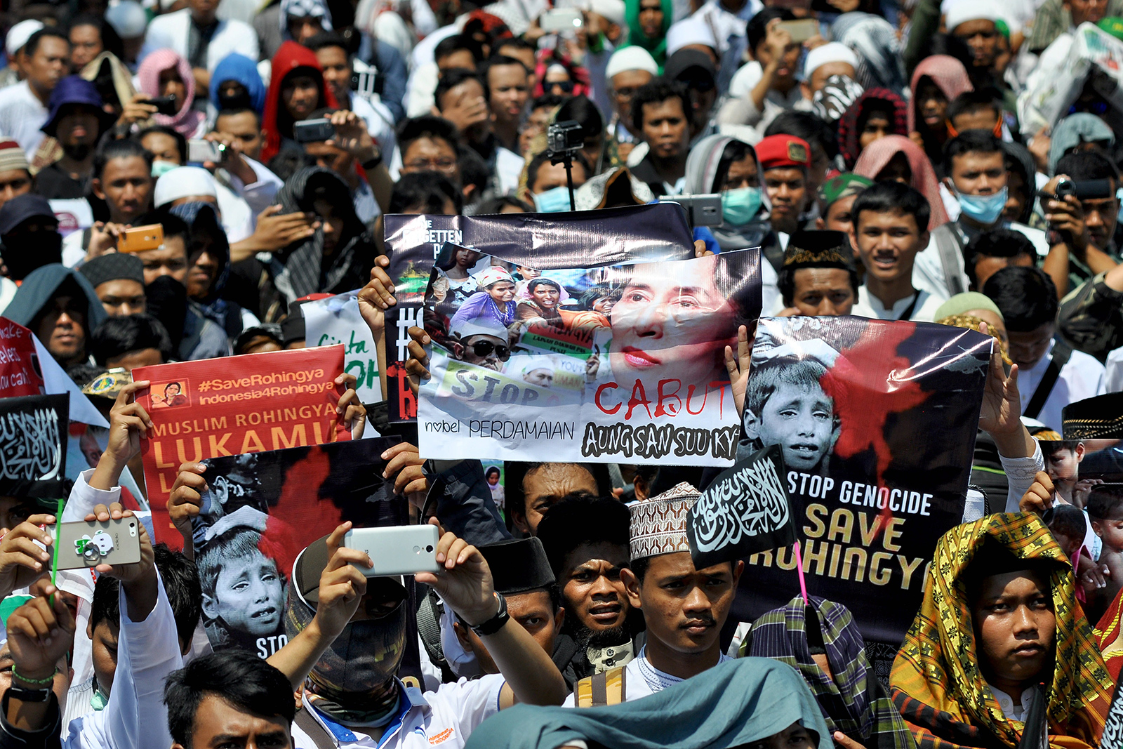 Muslims across the world protest Myanmar's treatment of Rohingya ...