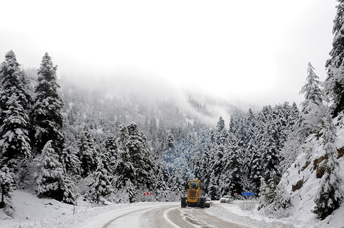 Snowfall hits traffic in Istanbul, western Turkey | Daily Sabah