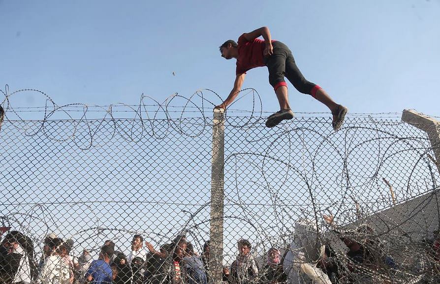 Turkey opens its doors to Syrian refugees fleeing Tal Abyad fighting ...