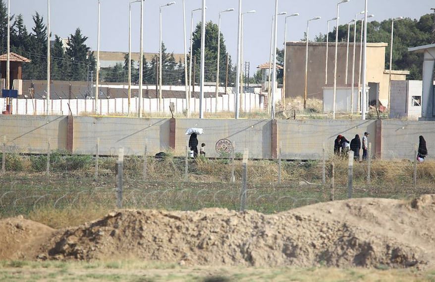 Turkey opens its doors to Syrian refugees fleeing Tal Abyad fighting ...