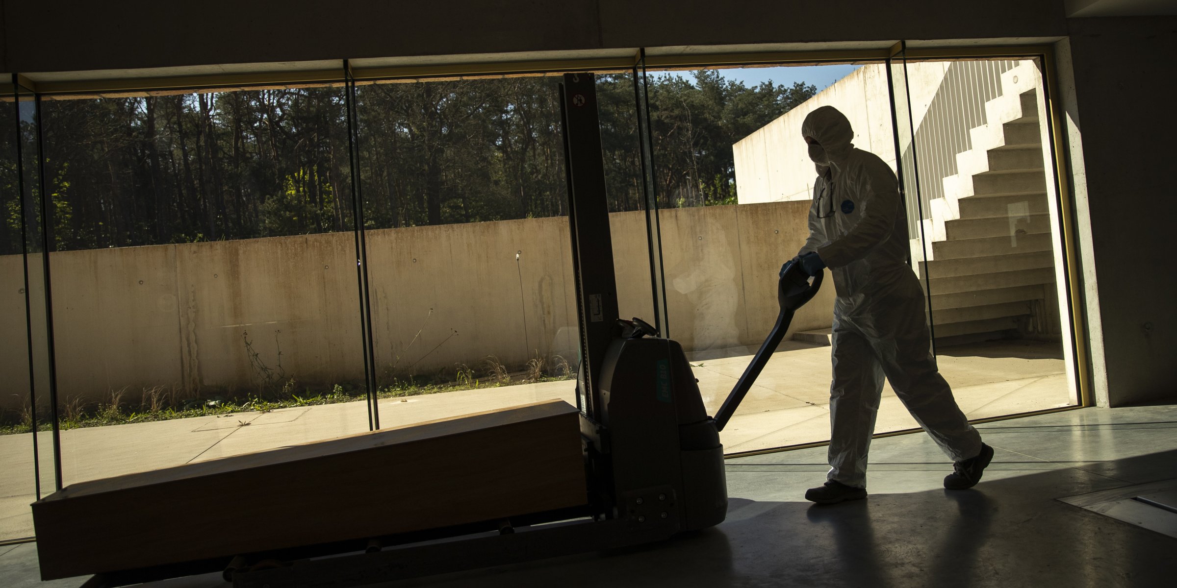 Scientists confirm 1st case of coronavirus spreading from dead body ...