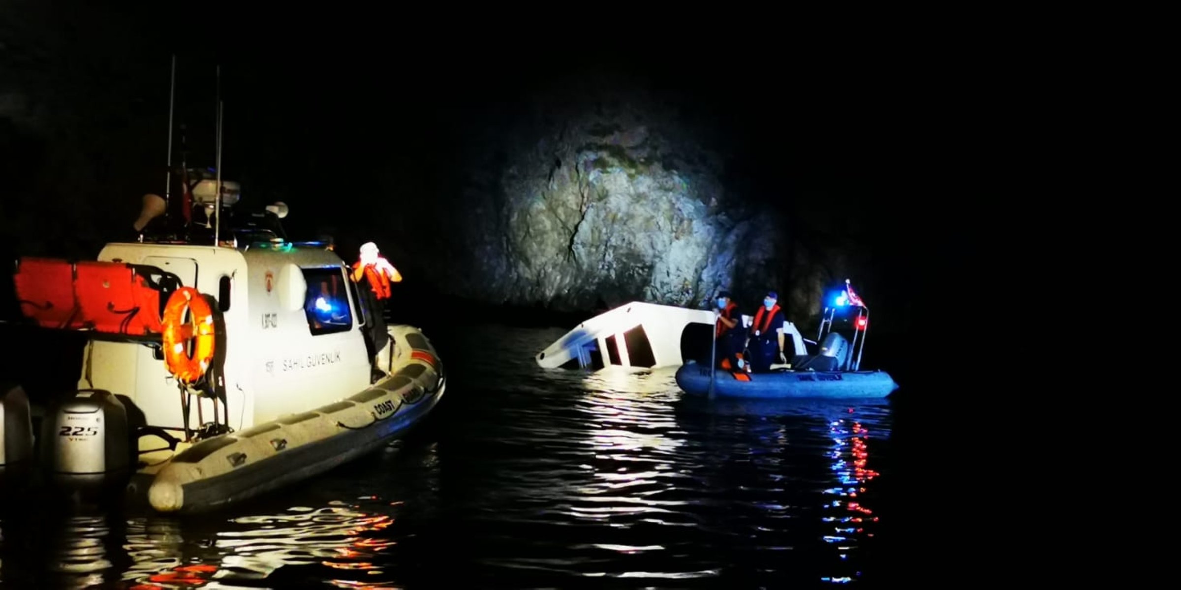 27 people rescued as boat capsizes off Heybeliada island | Daily Sabah