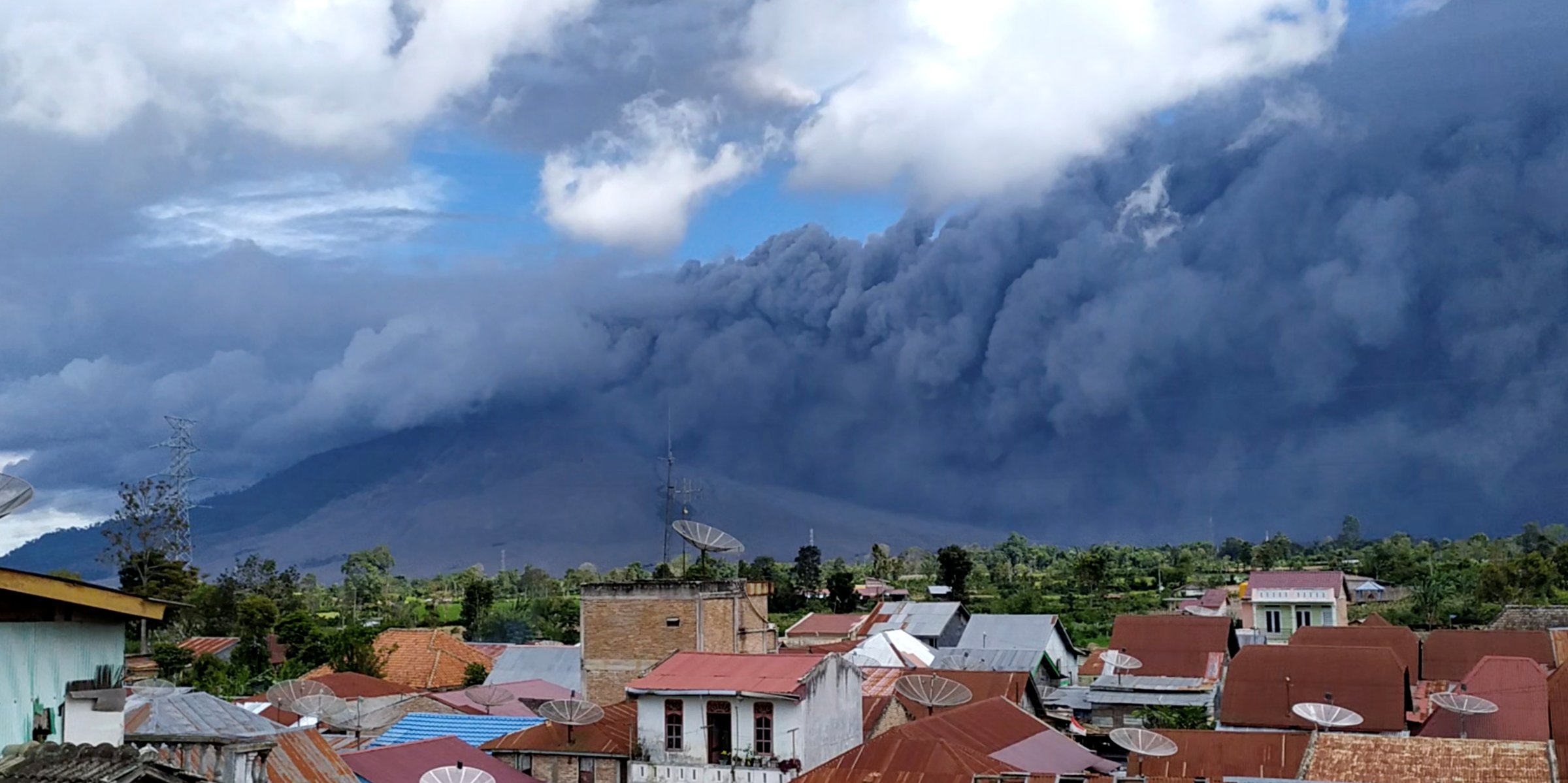 Indonesia volcano spews huge ash cloud into the sky | Daily Sabah