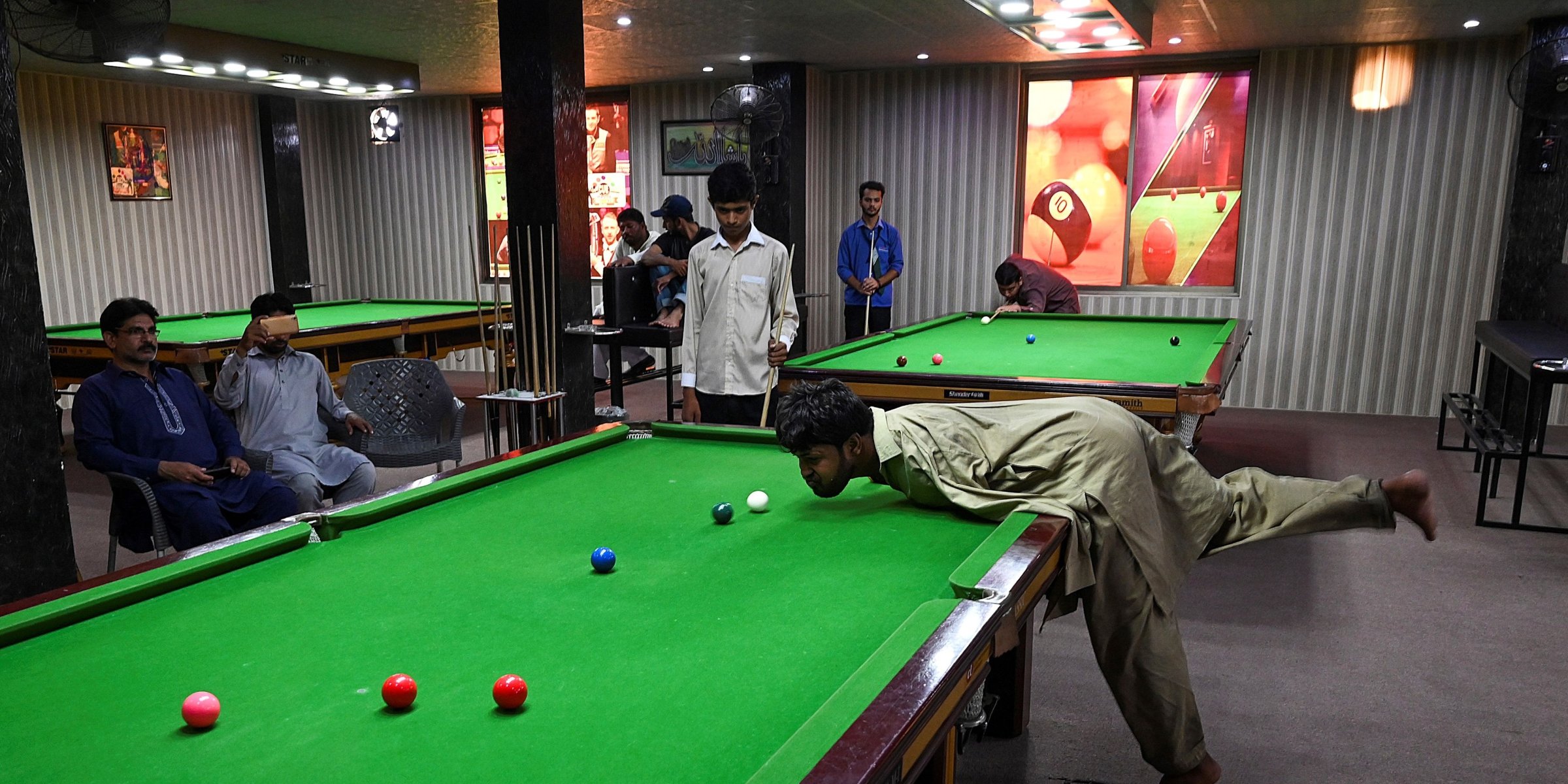 Born without arms, Pakistani snooker player masters the game | Daily Sabah