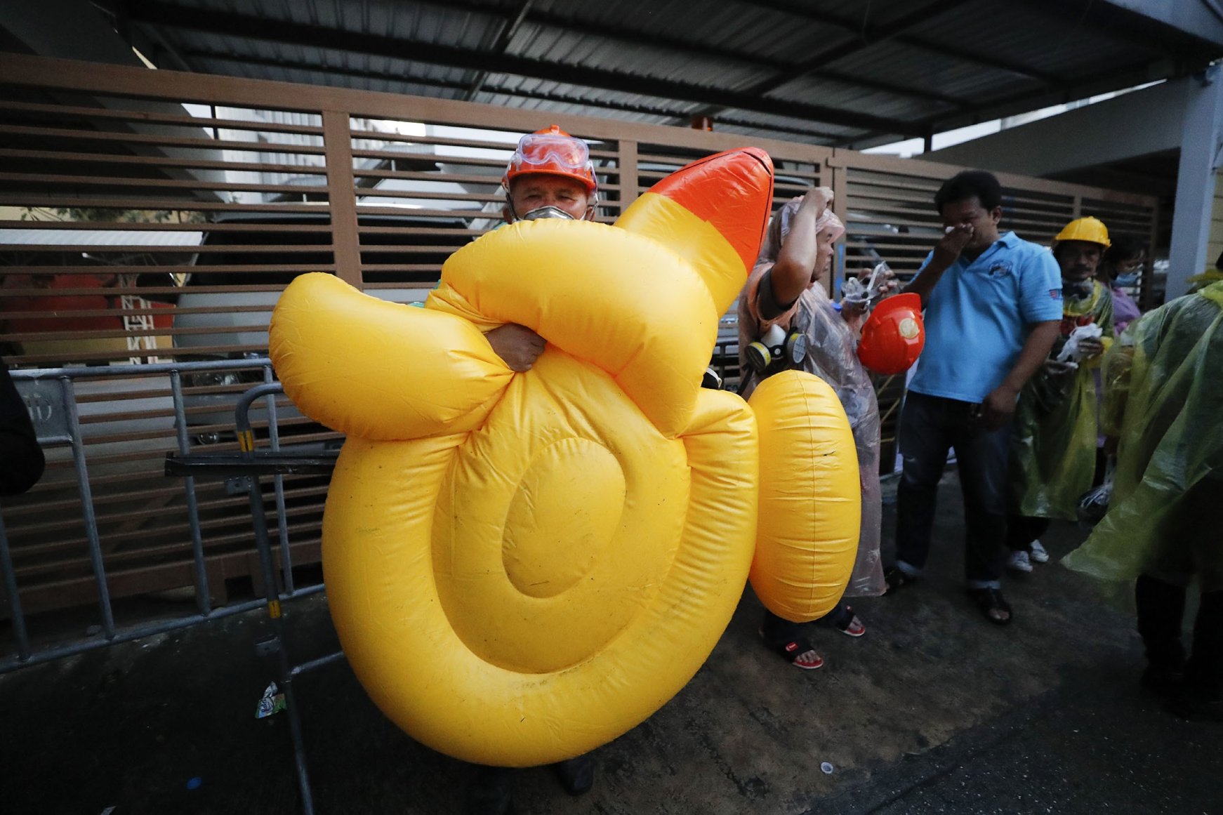 Thai protesters use inflatable ducks against water cannons | Daily Sabah