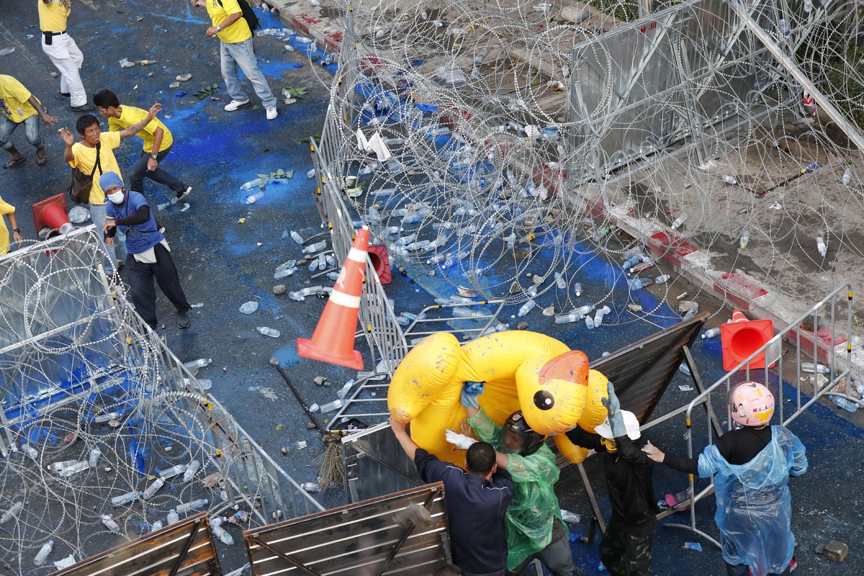 Thai protesters use inflatable ducks against water cannons | Daily Sabah