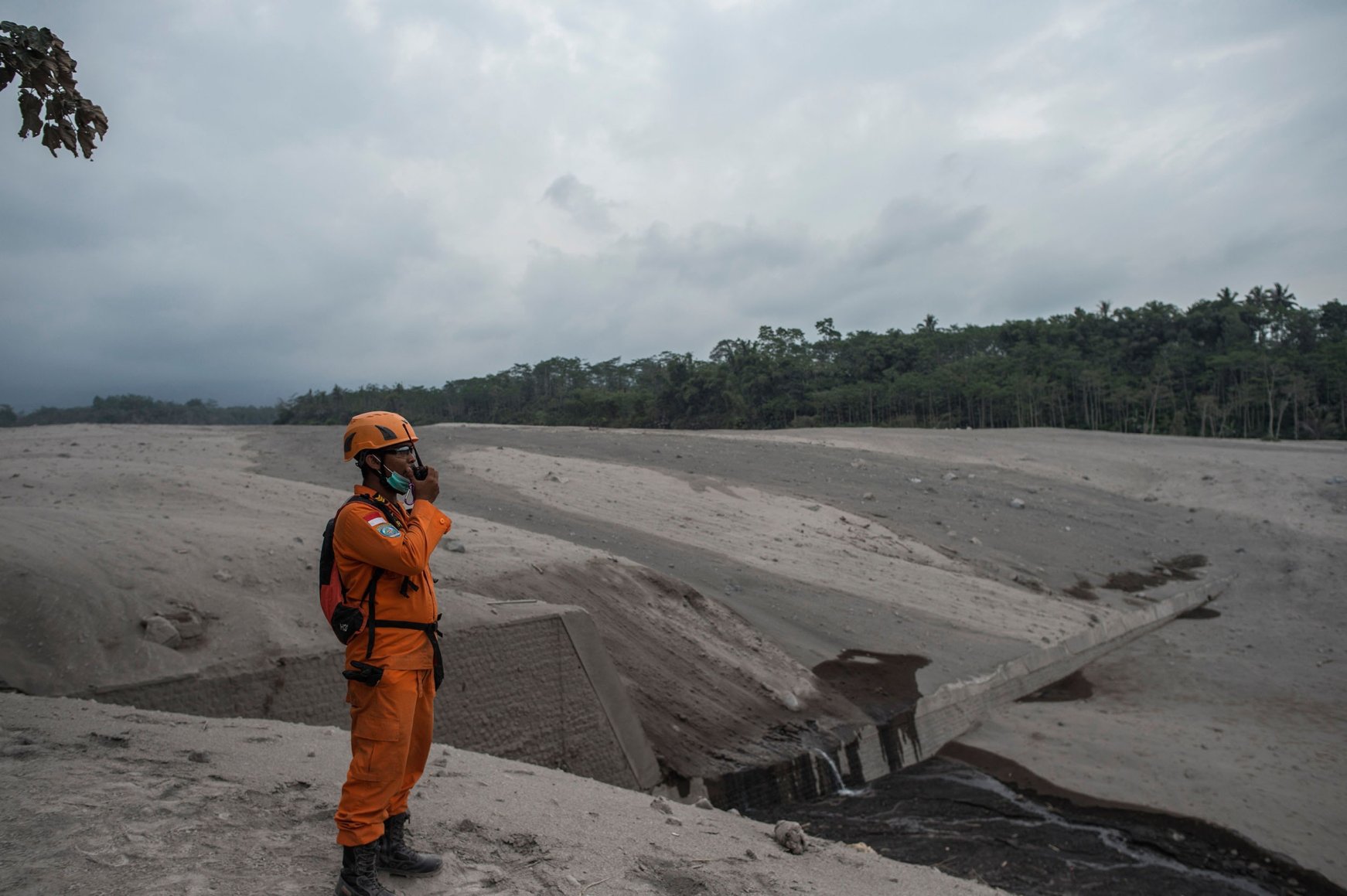 Ash blankets Indonesia villages after volcano eruption | Daily Sabah