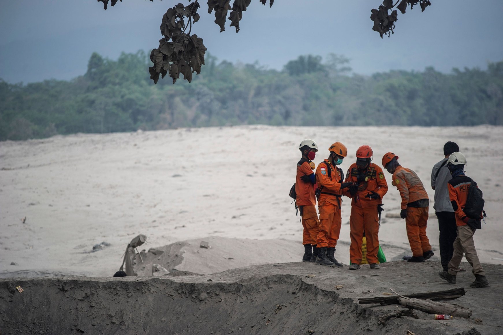 Ash blankets Indonesia villages after volcano eruption | Daily Sabah