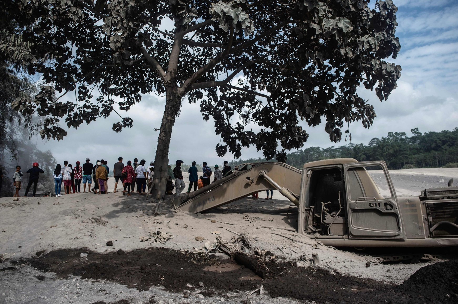 Ash blankets Indonesia villages after volcano eruption | Daily Sabah