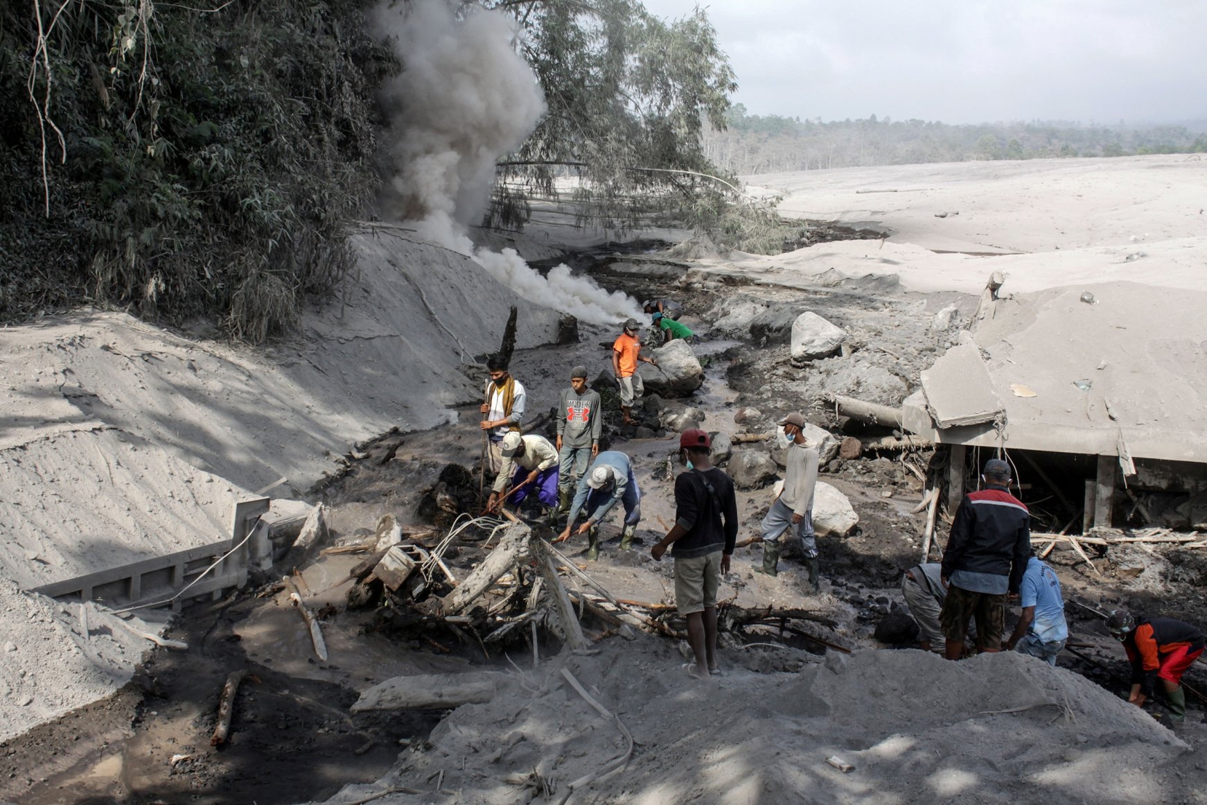 Ash blankets Indonesia villages after volcano eruption | Daily Sabah