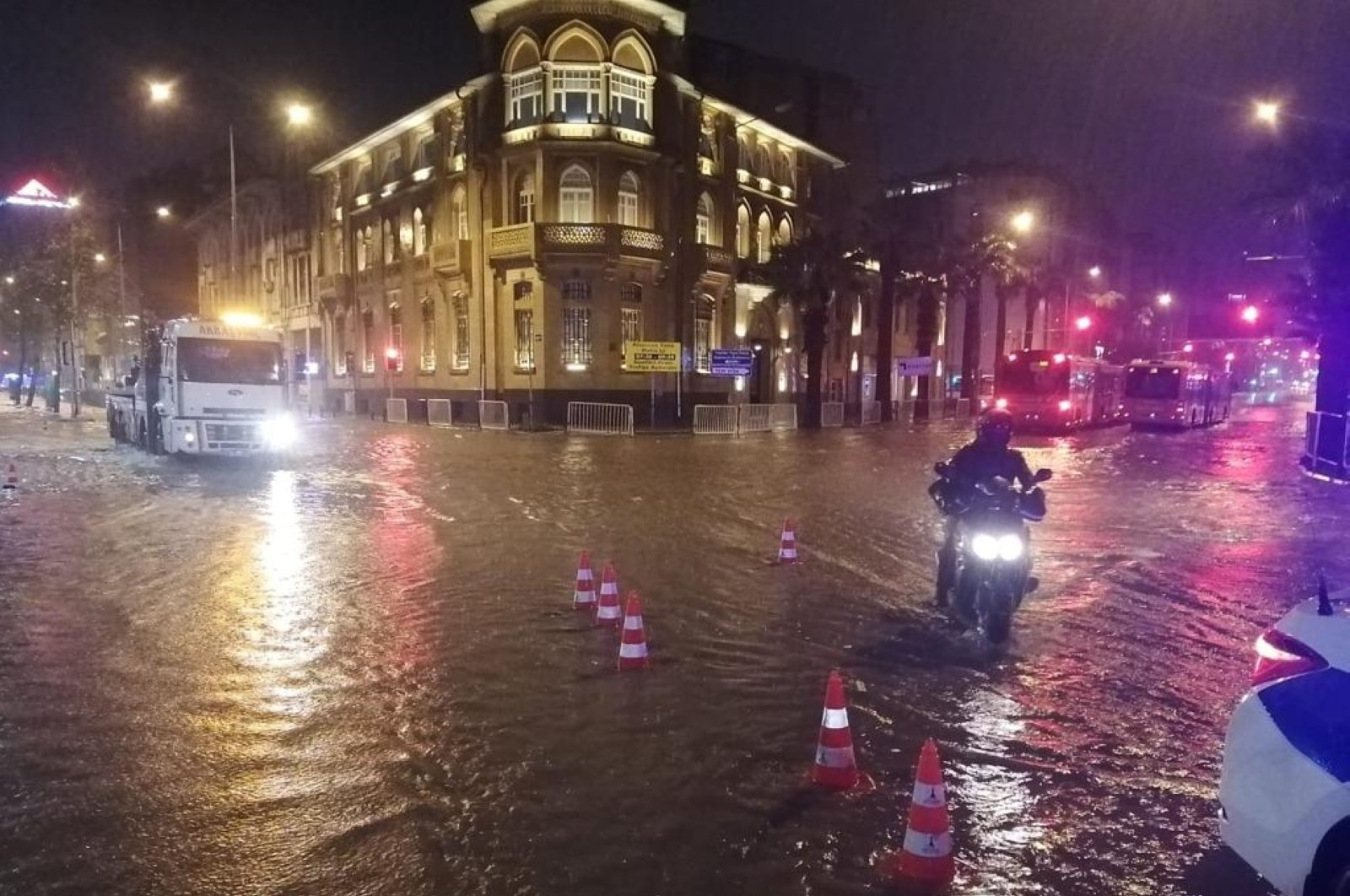 Heavy rainfall, floods hit western Turkey while east enjoys exceptional ...