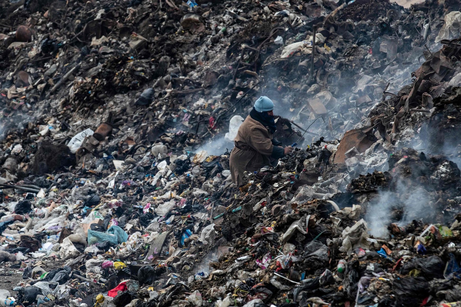 Syrians rummage through trash to survive as oil pumps swing | Daily Sabah