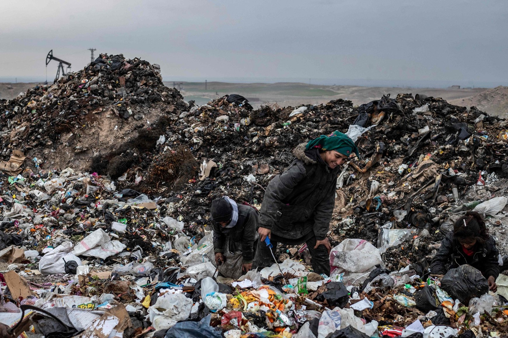 Syrians rummage through trash to survive as oil pumps swing | Daily Sabah