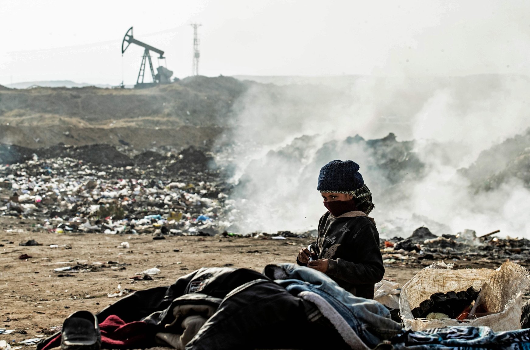 Syrians rummage through trash to survive as oil pumps swing | Daily Sabah