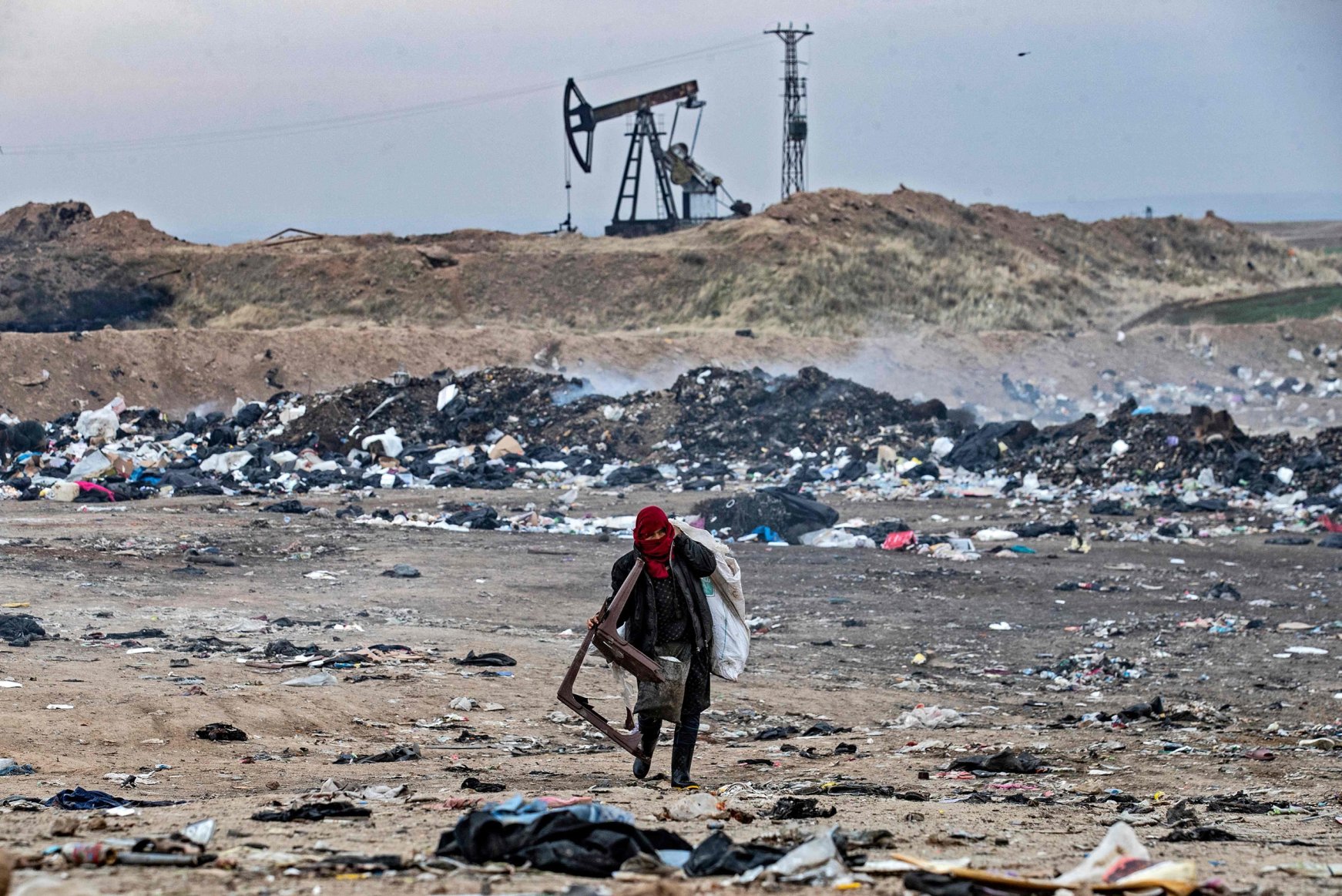 Syrians rummage through trash to survive as oil pumps swing | Daily Sabah
