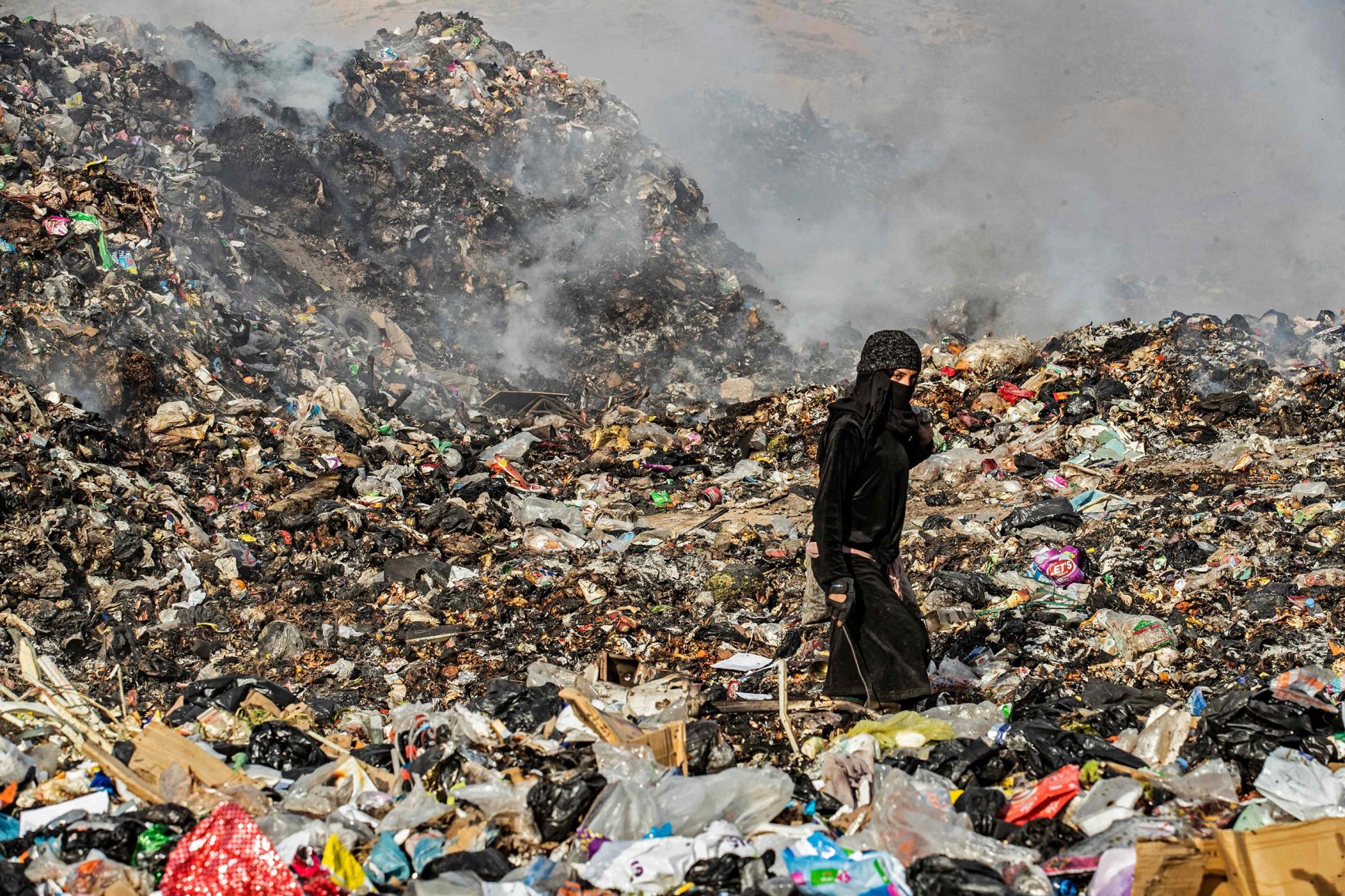 Syrians rummage through trash to survive as oil pumps swing | Daily Sabah