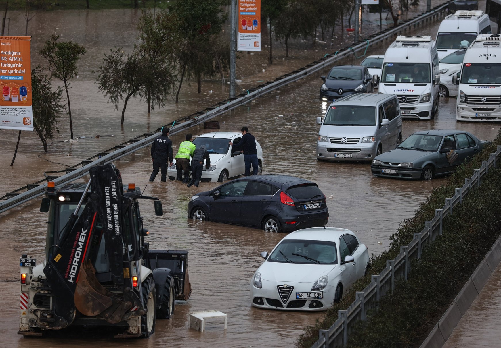 In photos: Heavy rain causes flooding in Izmir | Daily Sabah