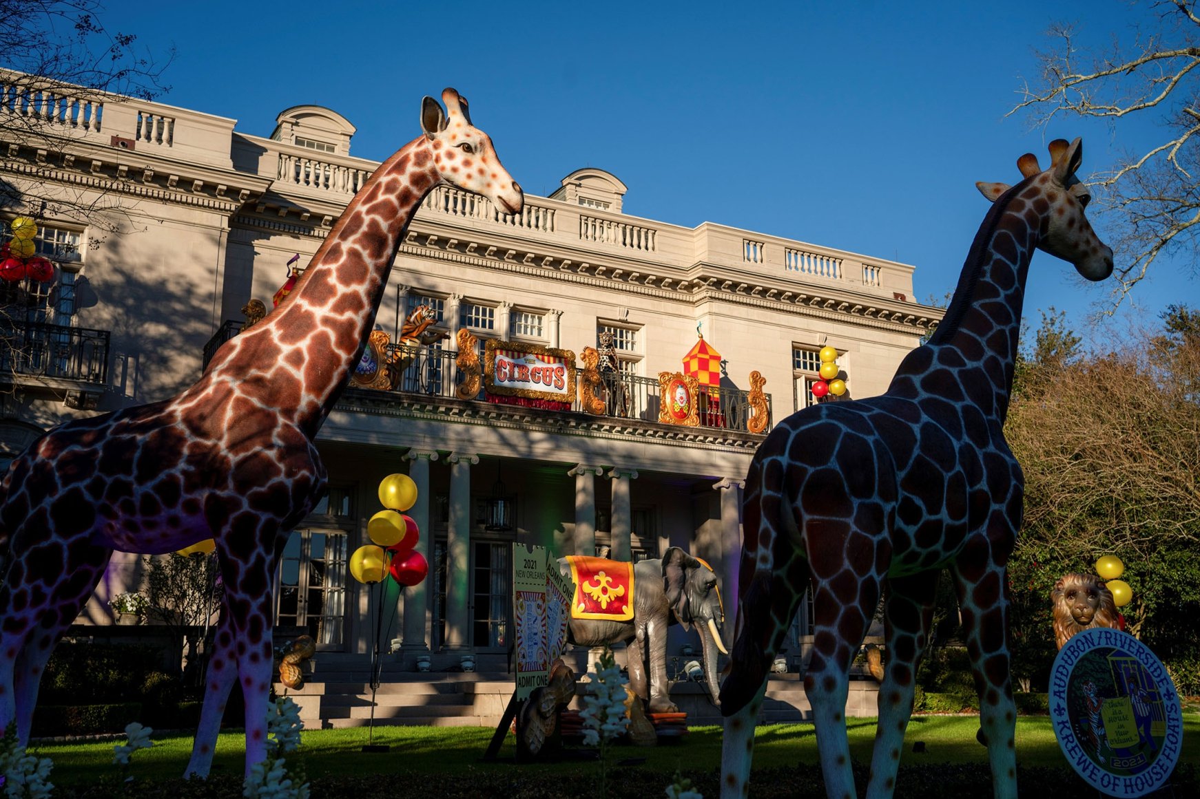 'Float houses' line streets of New Orleans in Mardi Gras void | Daily Sabah