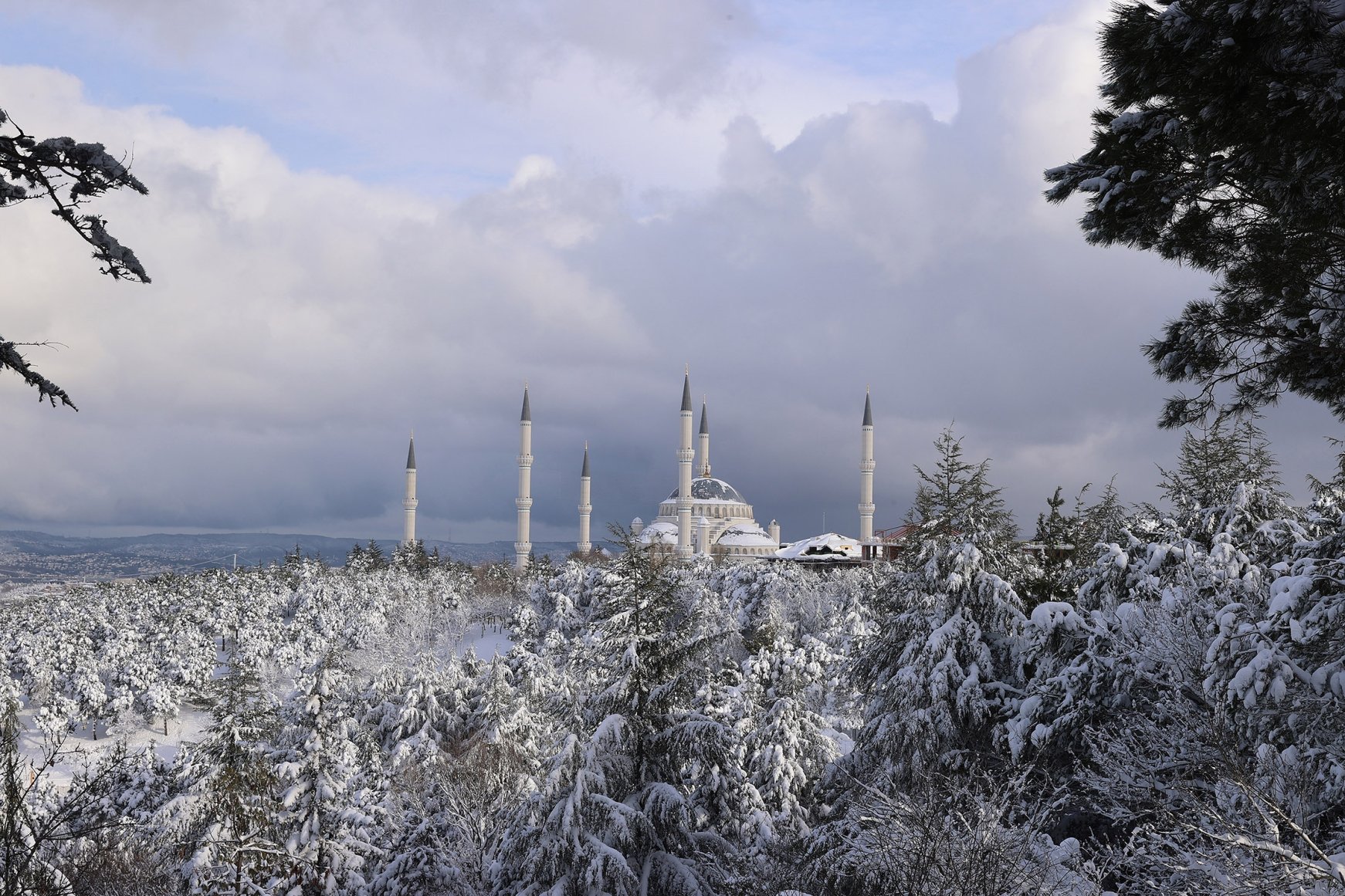 In photos: Heavy snowfall grips Turkey's Istanbul | Daily Sabah
