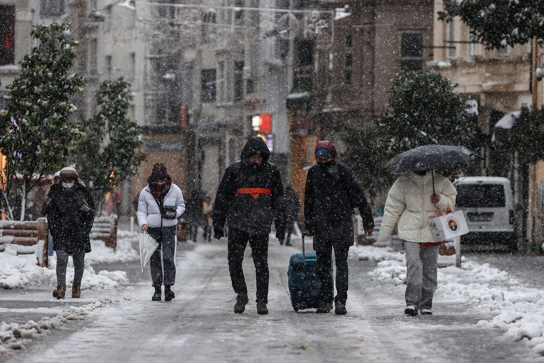 In photos: Heavy snowfall grips Turkey's Istanbul | Daily Sabah