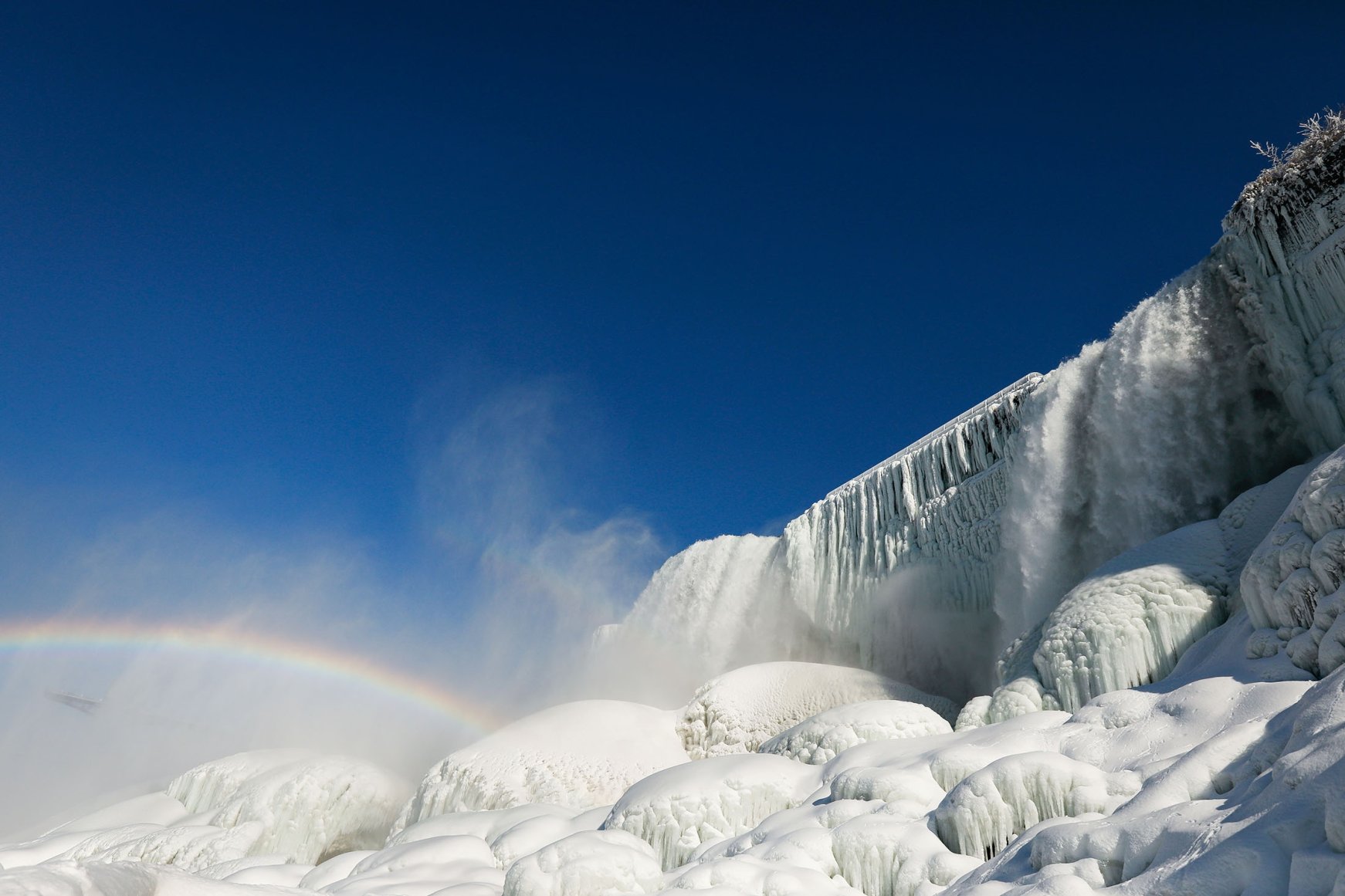 In photos: Ice and rainbows appear as Niagara Falls freezes | Daily Sabah