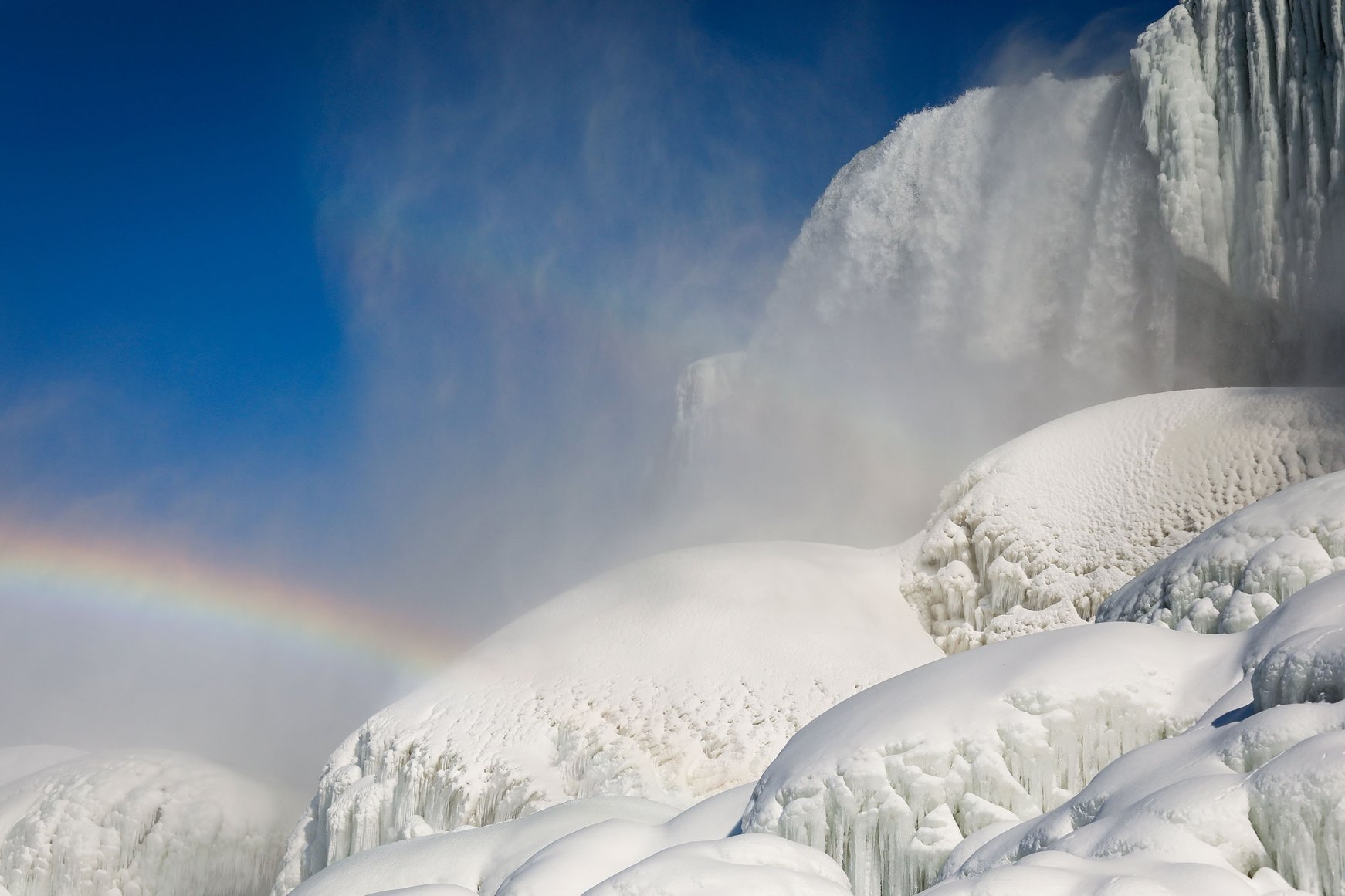 In photos: Ice and rainbows appear as Niagara Falls freezes | Daily Sabah