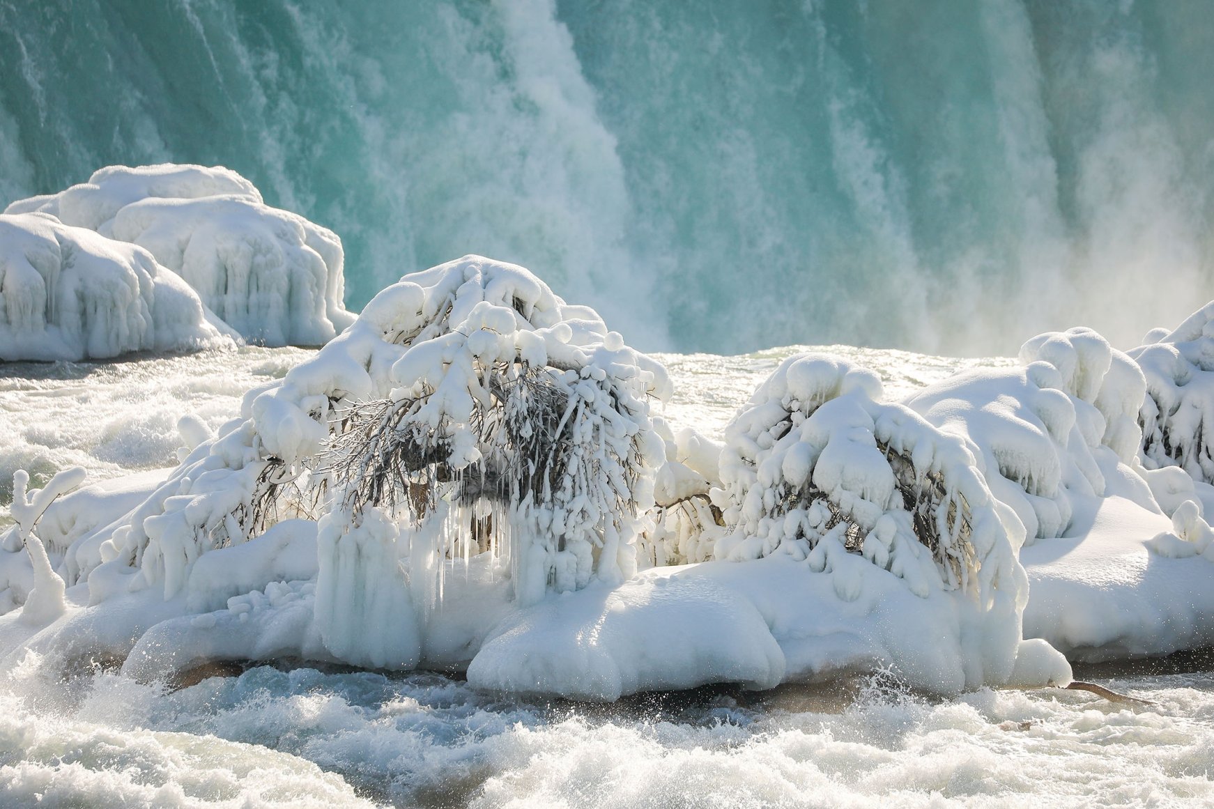 In photos: Ice and rainbows appear as Niagara Falls freezes | Daily Sabah