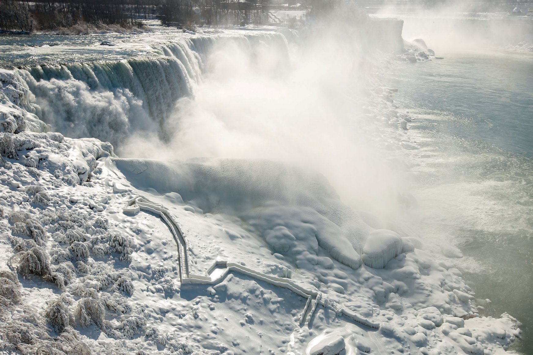 In photos: Ice and rainbows appear as Niagara Falls freezes | Daily Sabah
