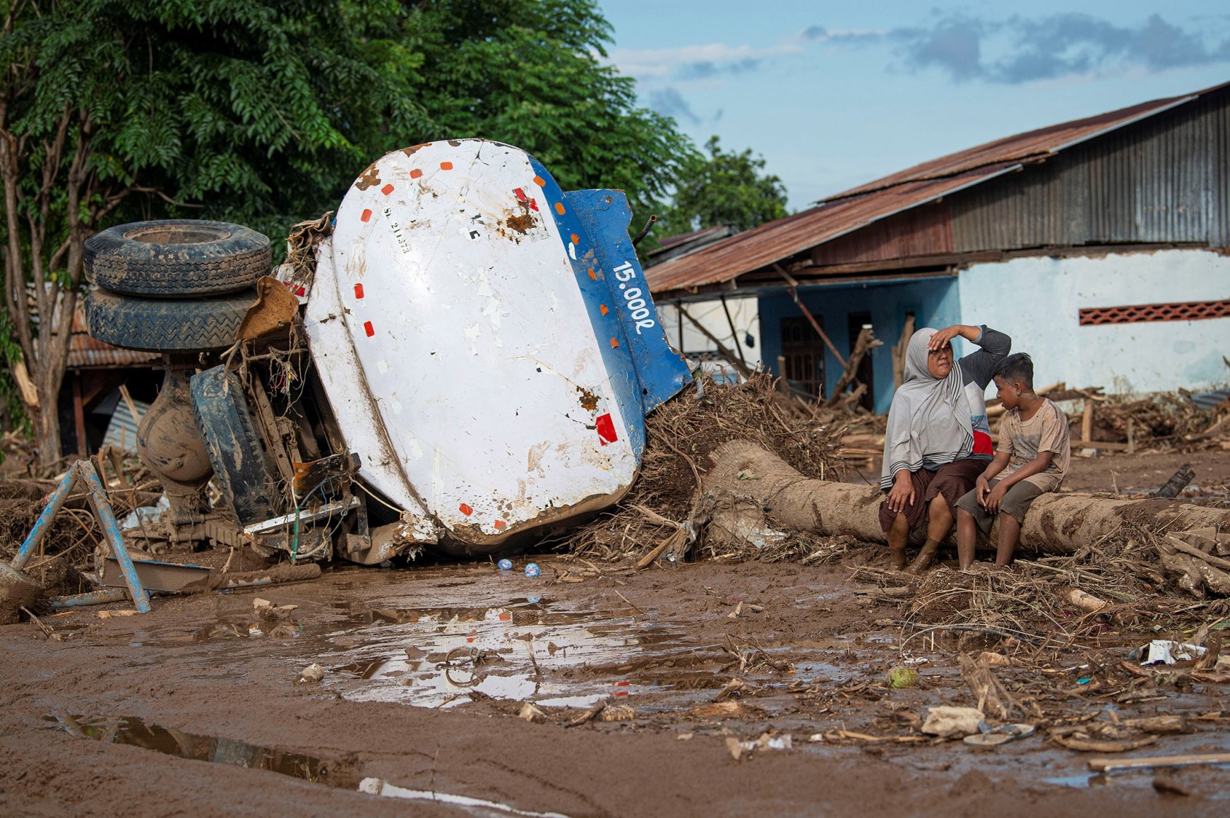 Rescuers hunt for survivors after cyclone hits Indonesia | Daily Sabah