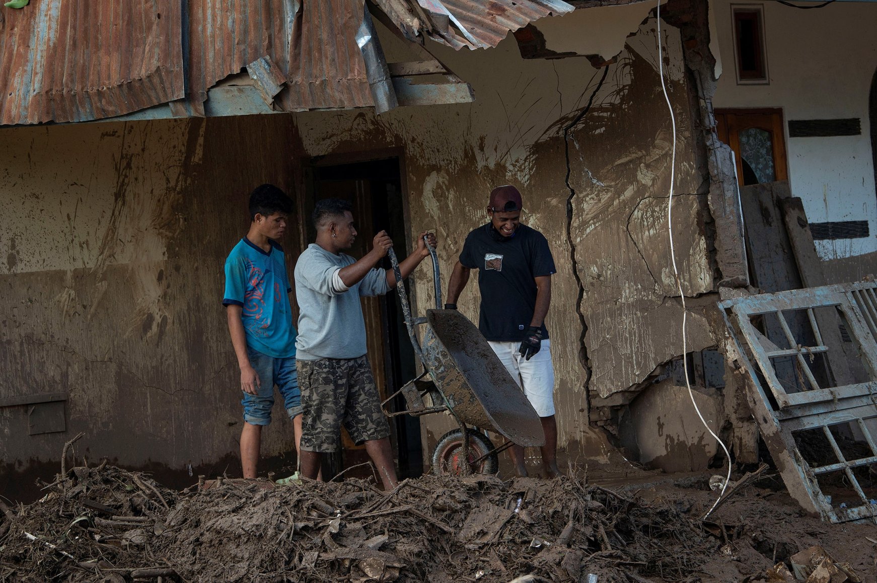 Rescuers hunt for survivors after cyclone hits Indonesia | Daily Sabah