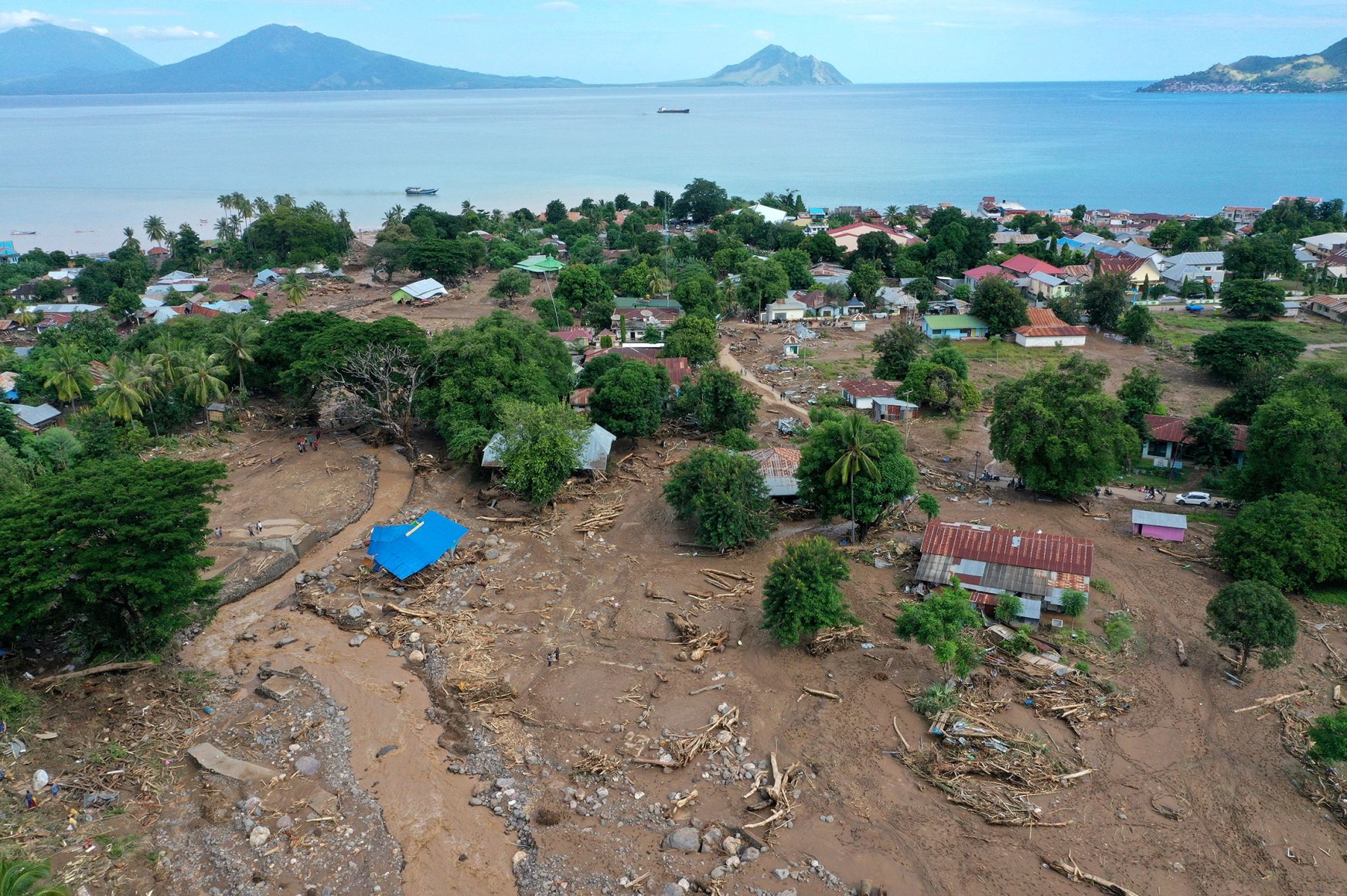 Rescuers hunt for survivors after cyclone hits Indonesia | Daily Sabah