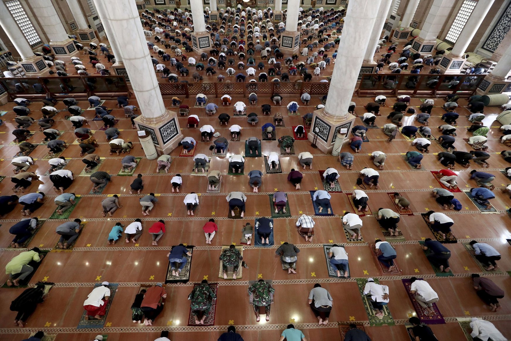 Muslims mark 1st Ramadan Friday prayers around the globe | Daily Sabah