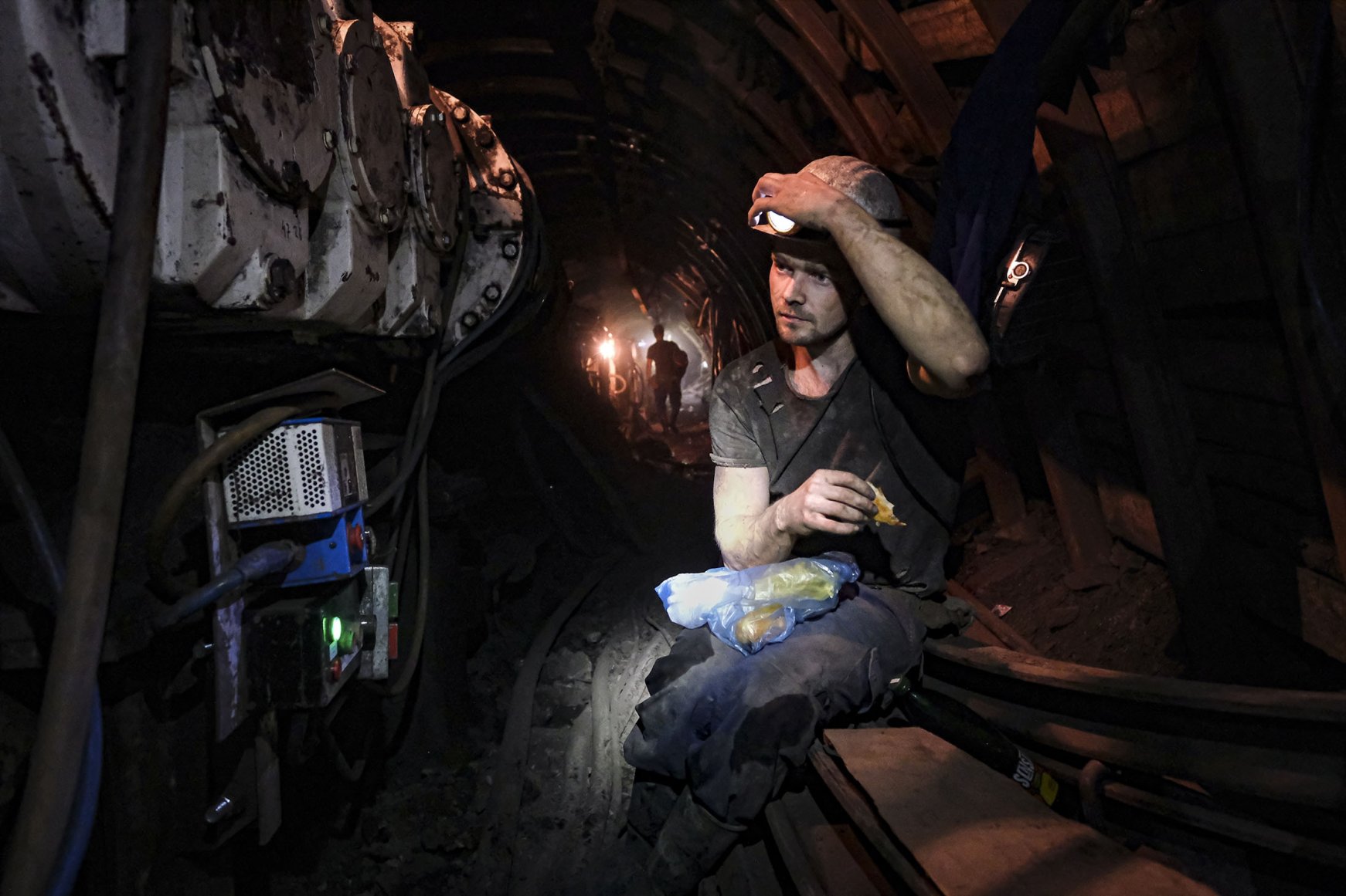 In photos: Bosnian Muslim miners break fast underground | Daily Sabah