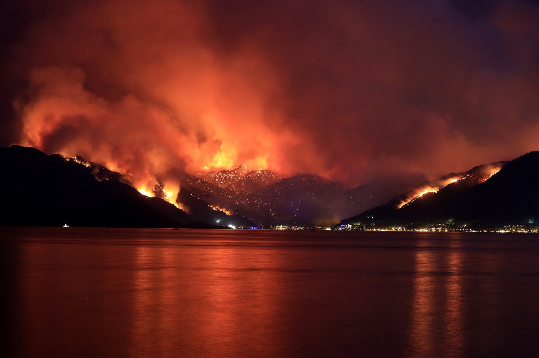 Forest fires hit Turkey's coastal resort areas | Daily Sabah