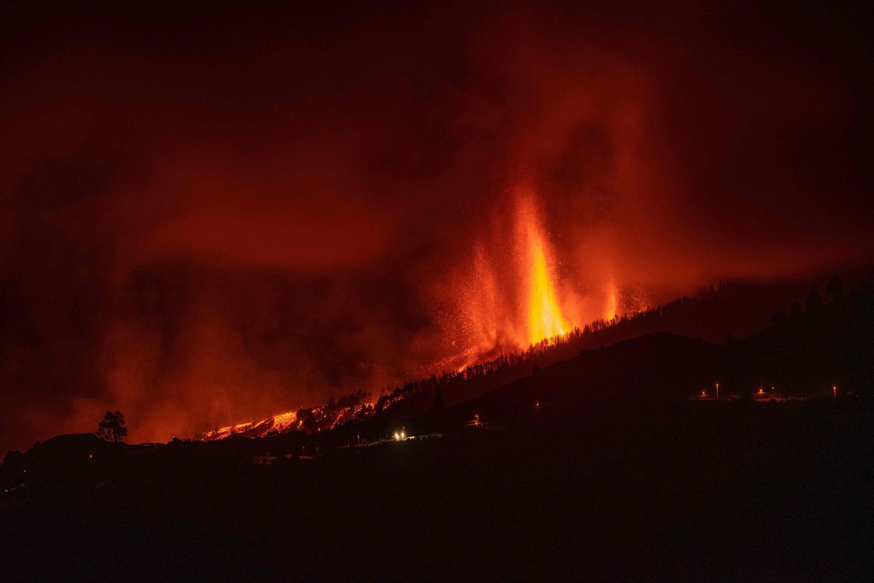 Lava flows after volcano eruption in Spain’s Canary Islands | Daily Sabah