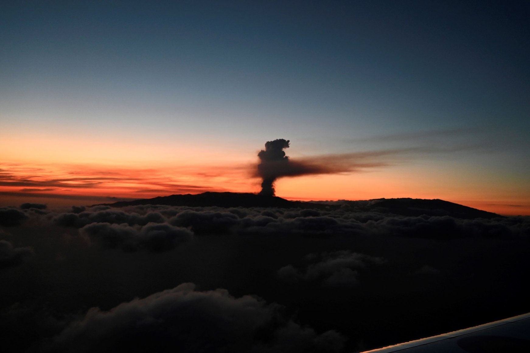 Lava flows after volcano eruption in Spain’s Canary Islands | Daily Sabah