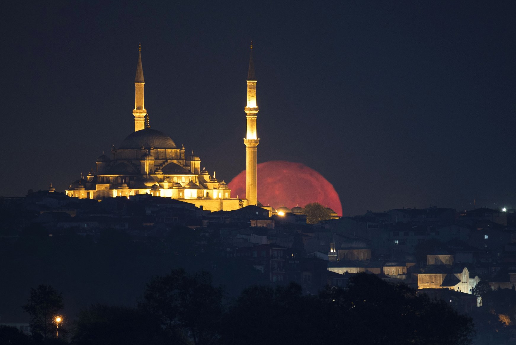 Hunter's Moon illuminates night sky around the world | Daily Sabah