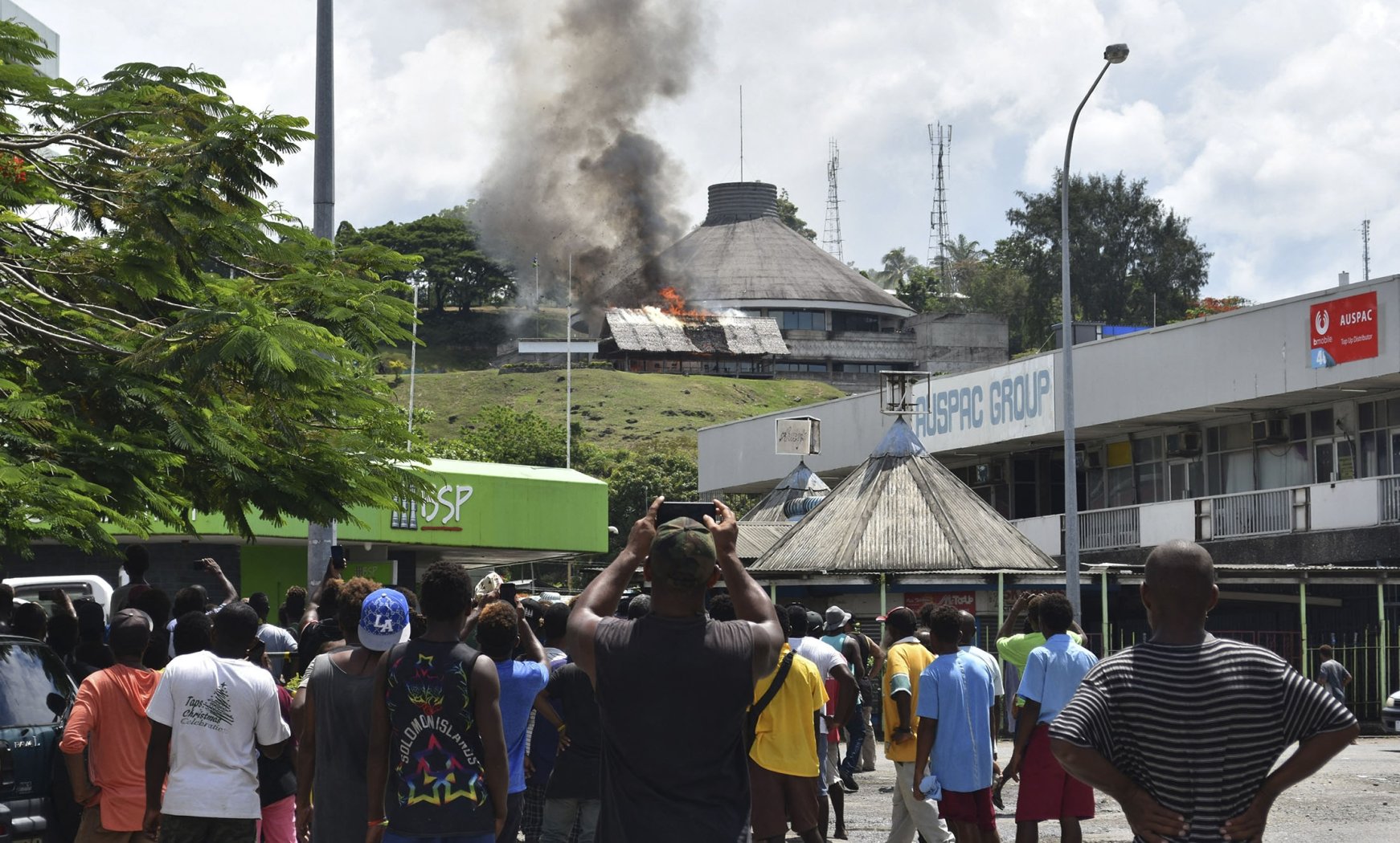 Riots on Solomon Islands prompt Australia to deploy peacekeepers ...