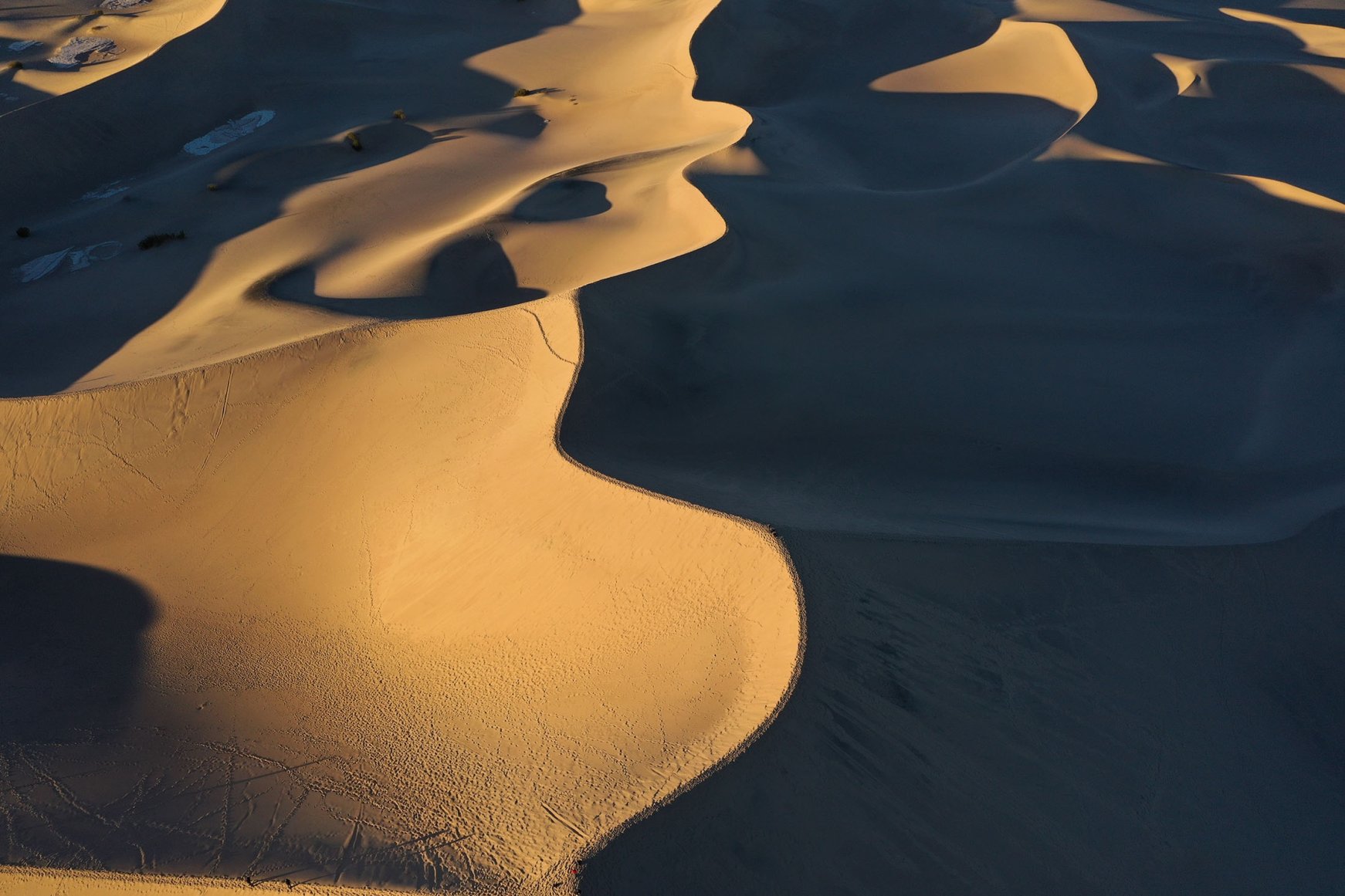 Rolling sand dunes mesmerize with sun rising over Death Valley | Daily ...