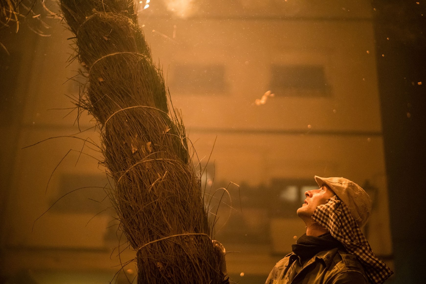 Brooms on fire! Spain celebrates 'Los Escobazos' festival | Daily Sabah