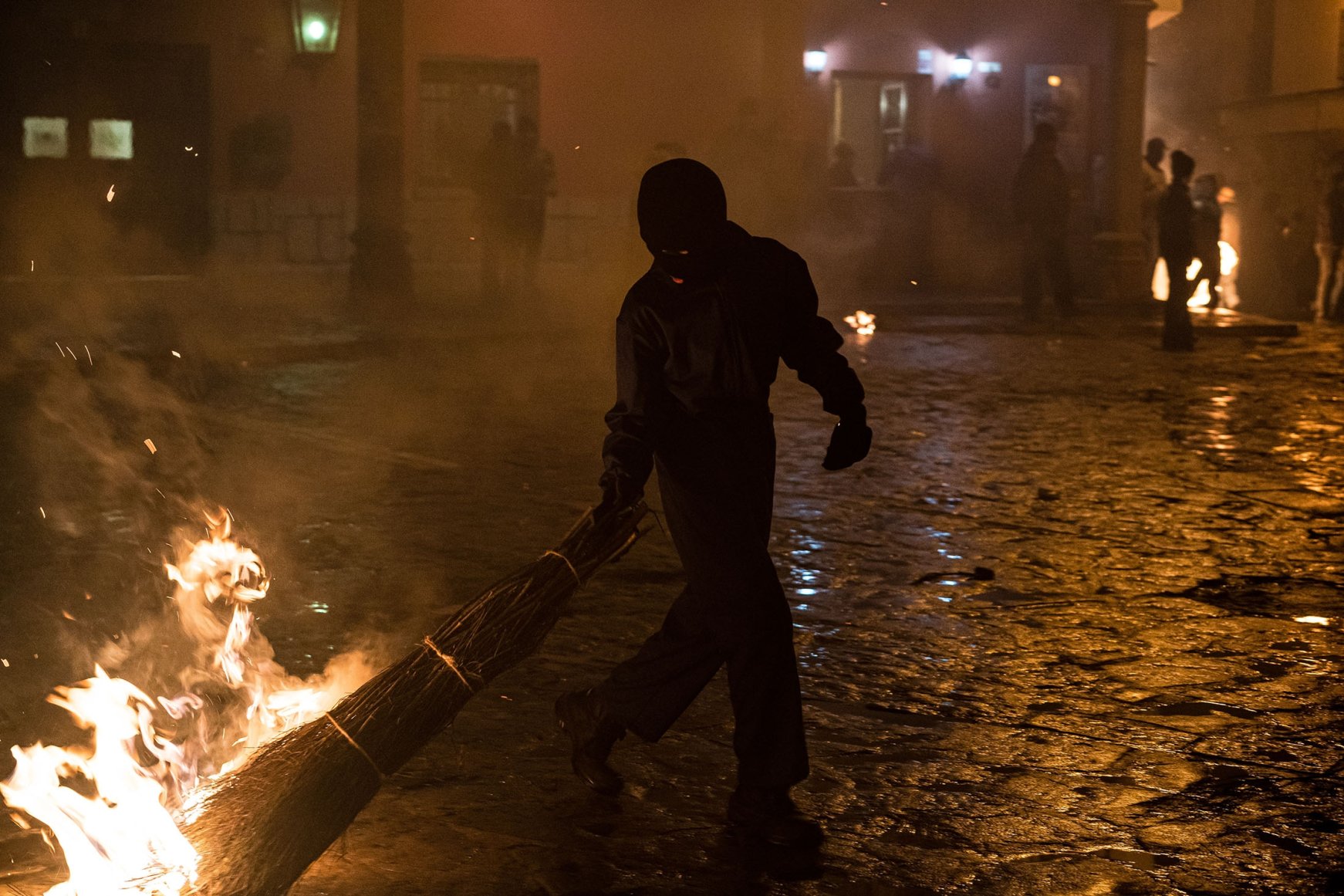 Brooms on fire! Spain celebrates 'Los Escobazos' festival | Daily Sabah