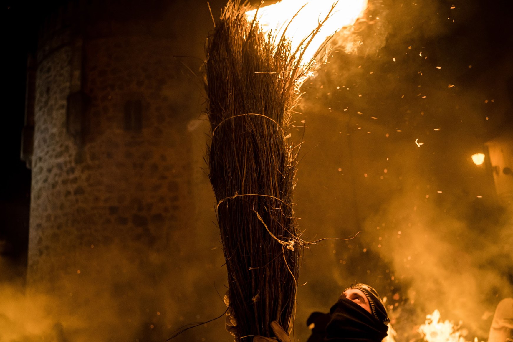 Brooms on fire! Spain celebrates 'Los Escobazos' festival | Daily Sabah