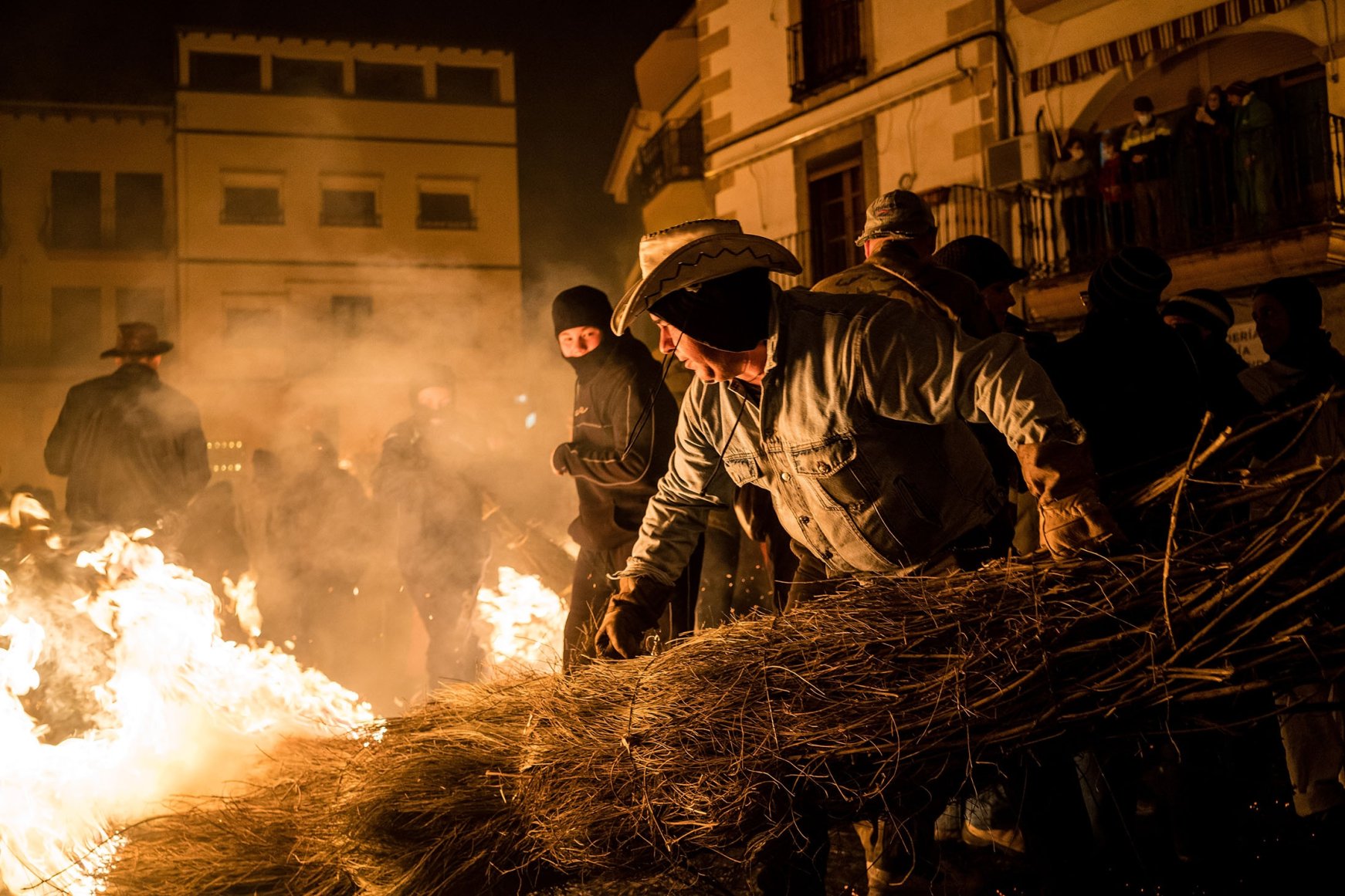 Brooms on fire! Spain celebrates 'Los Escobazos' festival | Daily Sabah