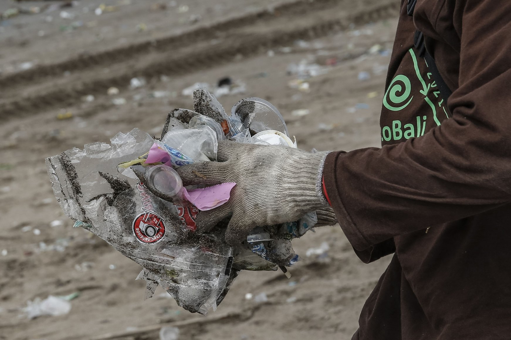 Iconic Bali beaches swamped with trash after monsoons | Daily Sabah